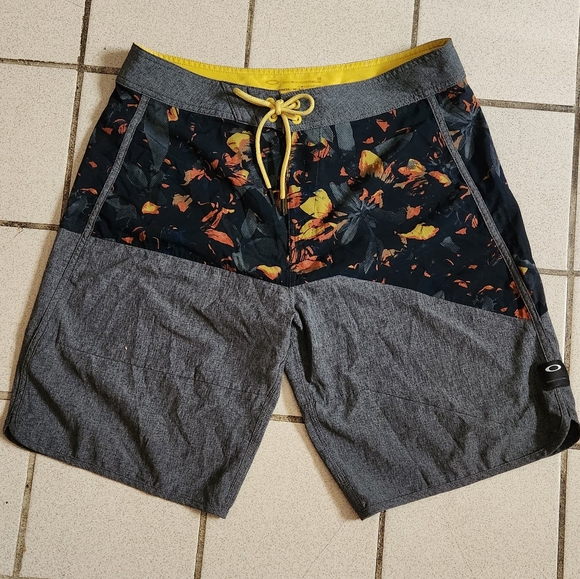 Oakley | Swim | Oakley Mens Board Swim Trunks Like New | Poshmark